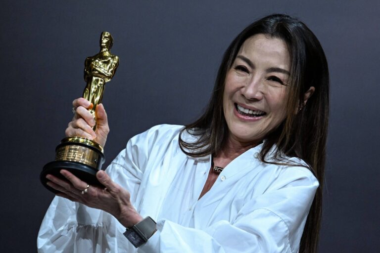 Michelle Yeoh receberá Urso de Ouro no Festival de Berlim - Folha de ...