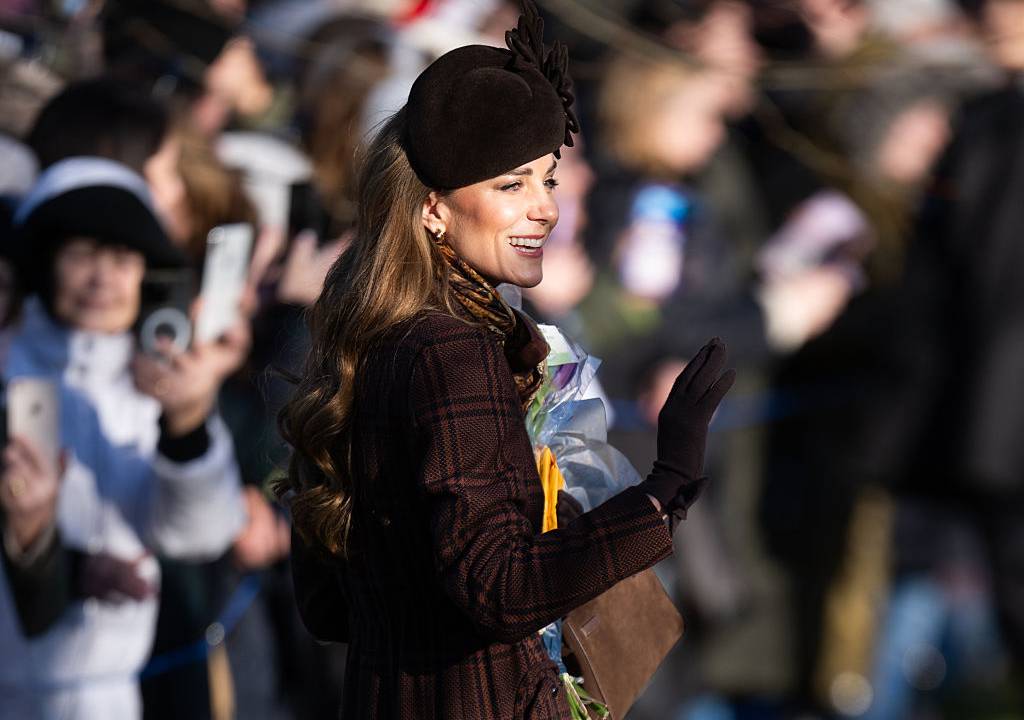 O look de Kate Middleton e sua mensagem no Natal real de 2025 - Folha ...