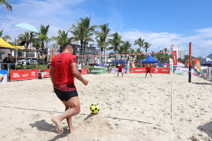 Futevôlei movimenta o litoral com campeões e 600 inscritos – Folha de ...